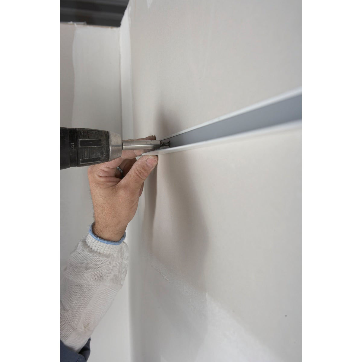 Donn 12 Ft. x 7/8 in. White Steel Ceiling Wall Molding | Do it Best
