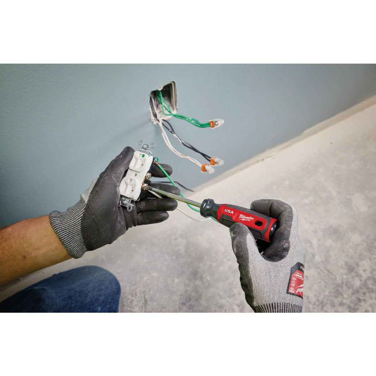 Milwaukee #1 x 4 In. ECX Cushion Grip Screwdriver (USA) | Do it Best