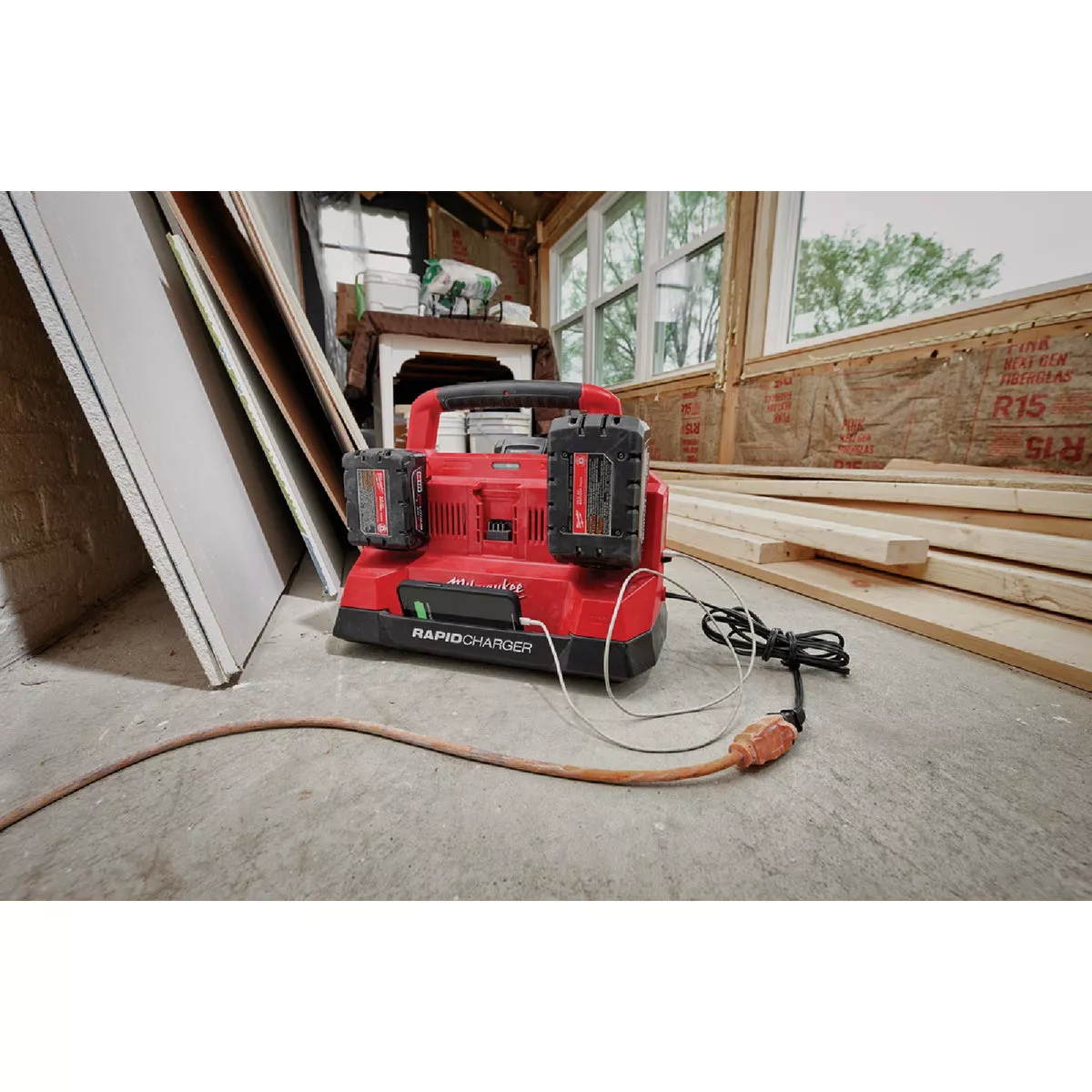 Milwaukee M18 PACKOUT 18V 6-Port Rapid Battery Charger | Do it Best