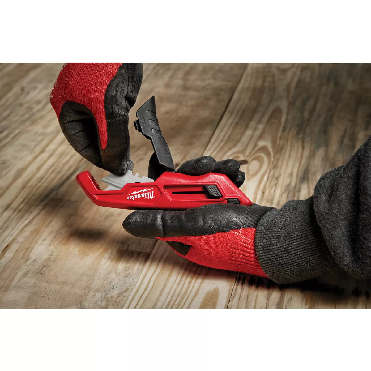 Milwaukee Side Sliding Utility Knife | Do it Best