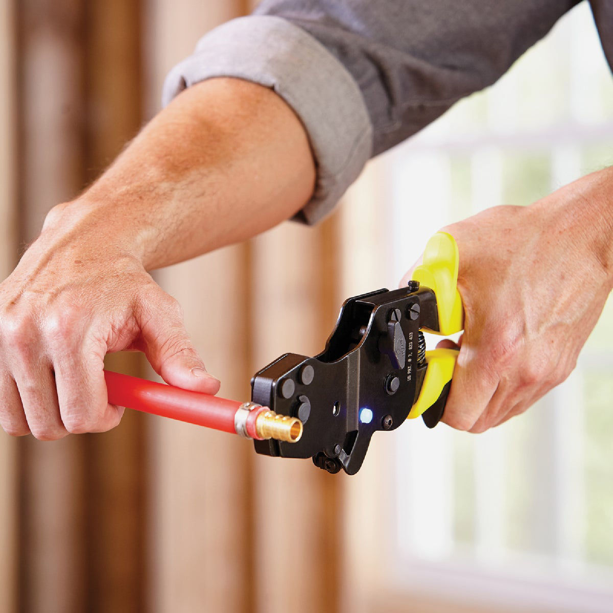 Apollo Retail 3/8 In. to 1 In. PEX-B Cinch Clamp Tool | Do it Best