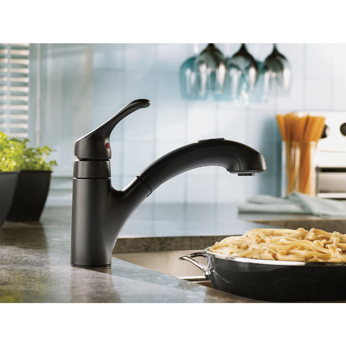 Moen Renzo 1-Handle Pull-Out Kitchen Faucet, Matte Black | Do it Best