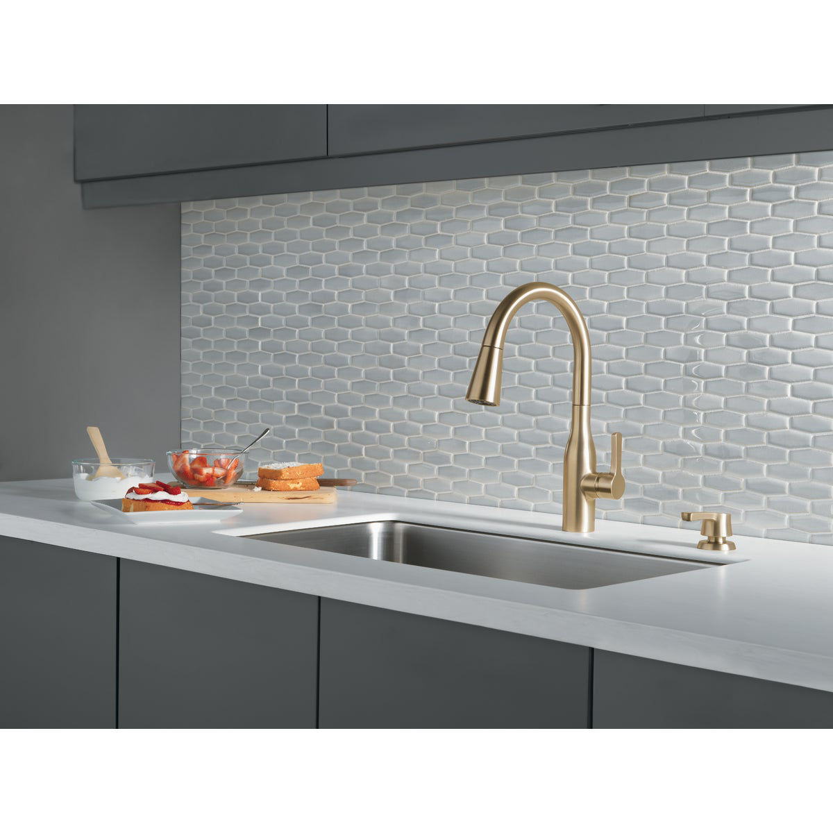 Delta Marca 1-Handle Pull-Down Kitchen Faucet with Soap Dispenser ...
