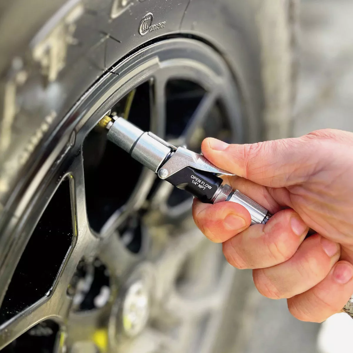 LockNFlate 1/4 NPT 150 psi Closed Flow Air Chuck | Do it Best