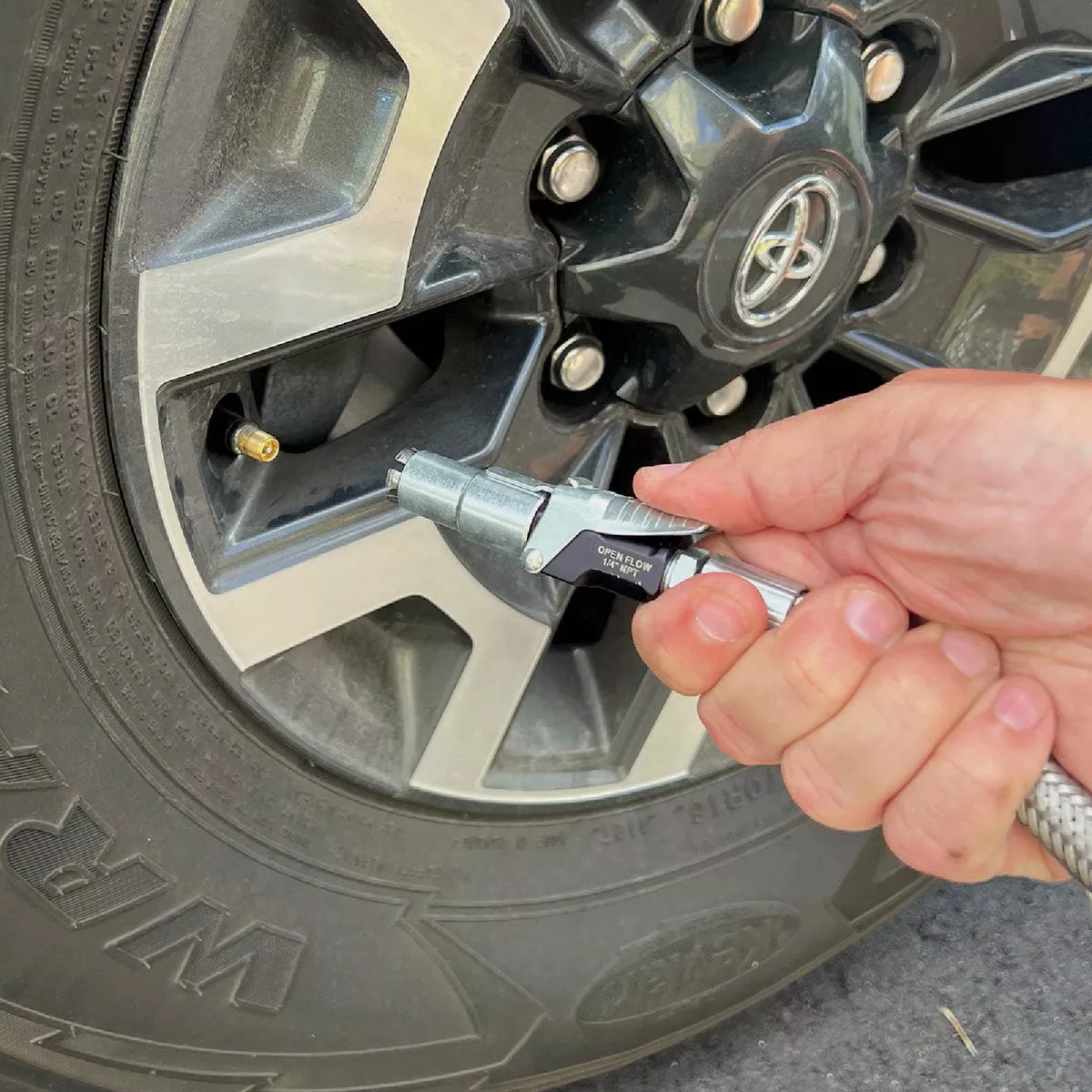 LockNFlate 1/4 NPT 150 psi Closed Flow Air Chuck | Do it Best