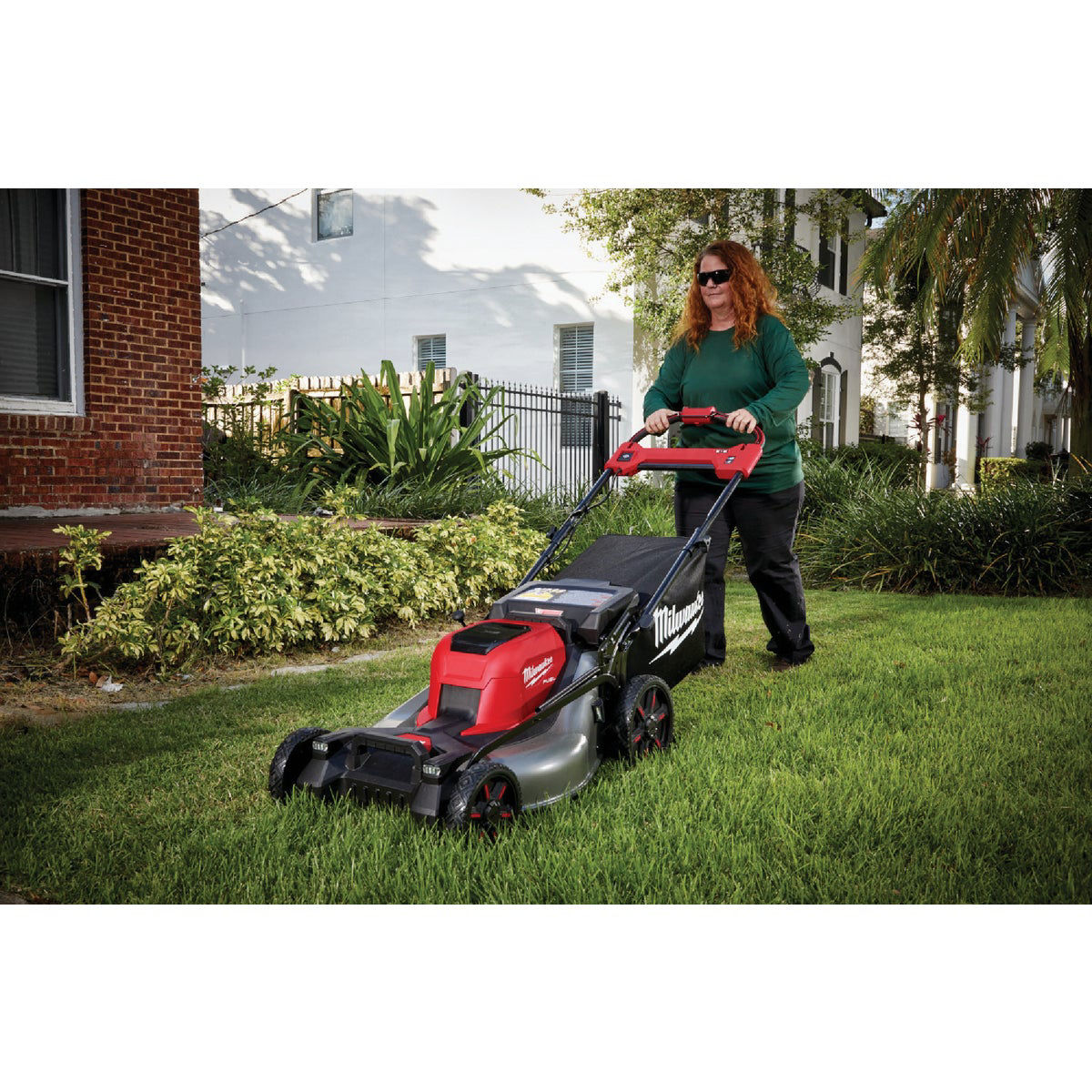 Milwaukee M18 FUEL 21 In. Brushless Self-Propelled Dual Battery ...