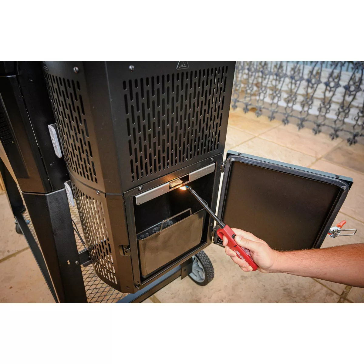 Masterbuilt Gravity Series 560 Black Digital Charcoal Grill + Smoker ...